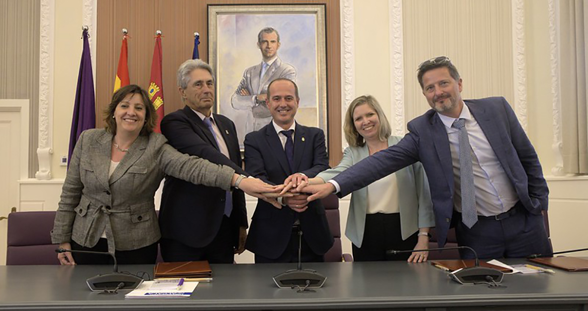 Cummins President and CEO Jennifer Rumsey visits Spain to sign a ... Cummins President and CEO Jennifer Rumsey visits Spain to sign a ...